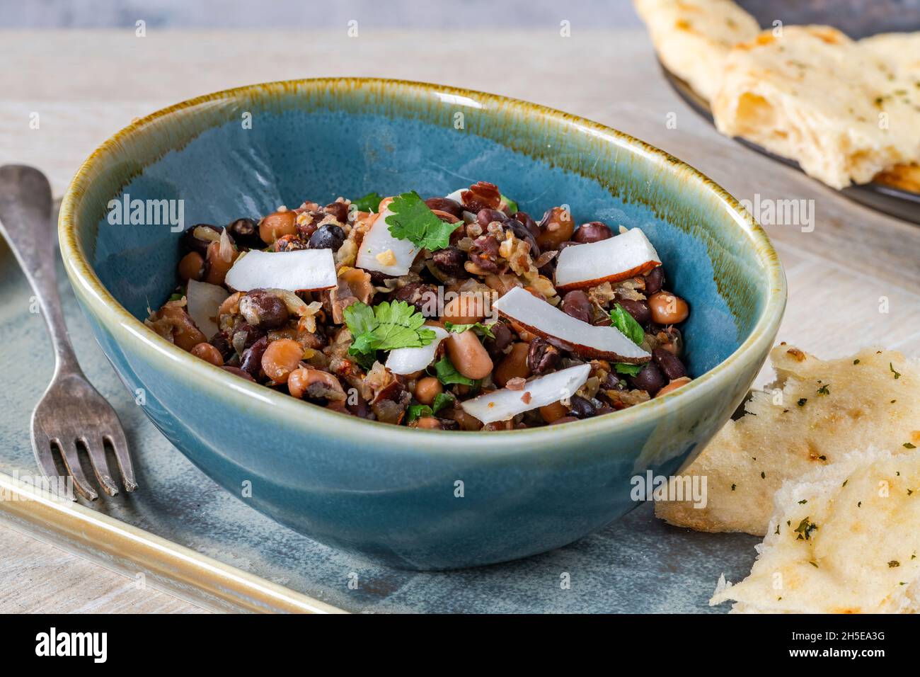 Vegan blackeye bean curry with flatbread Stock Photo - Alamy