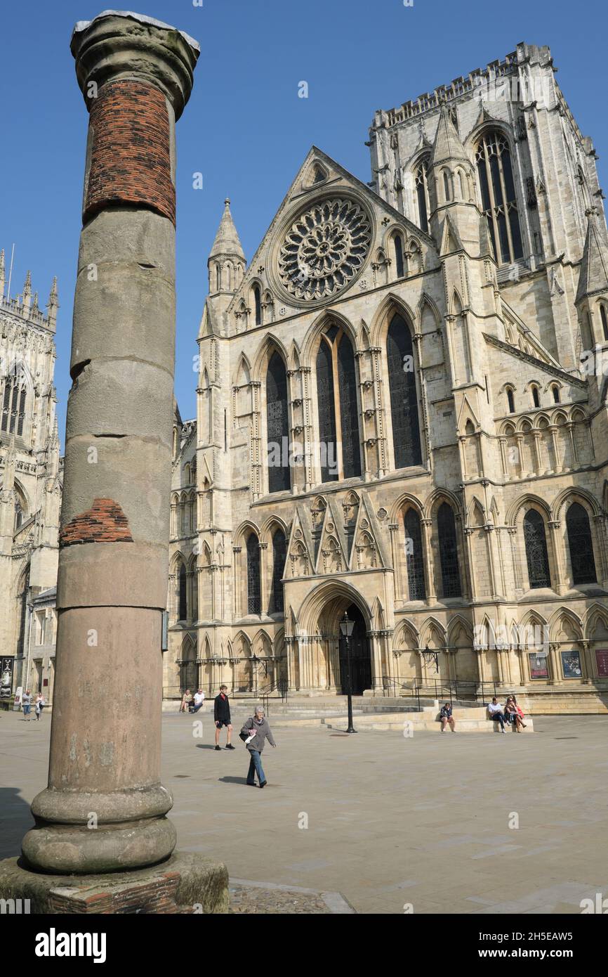 South entrance to York Minster with the Roman column in Minster yard In ...