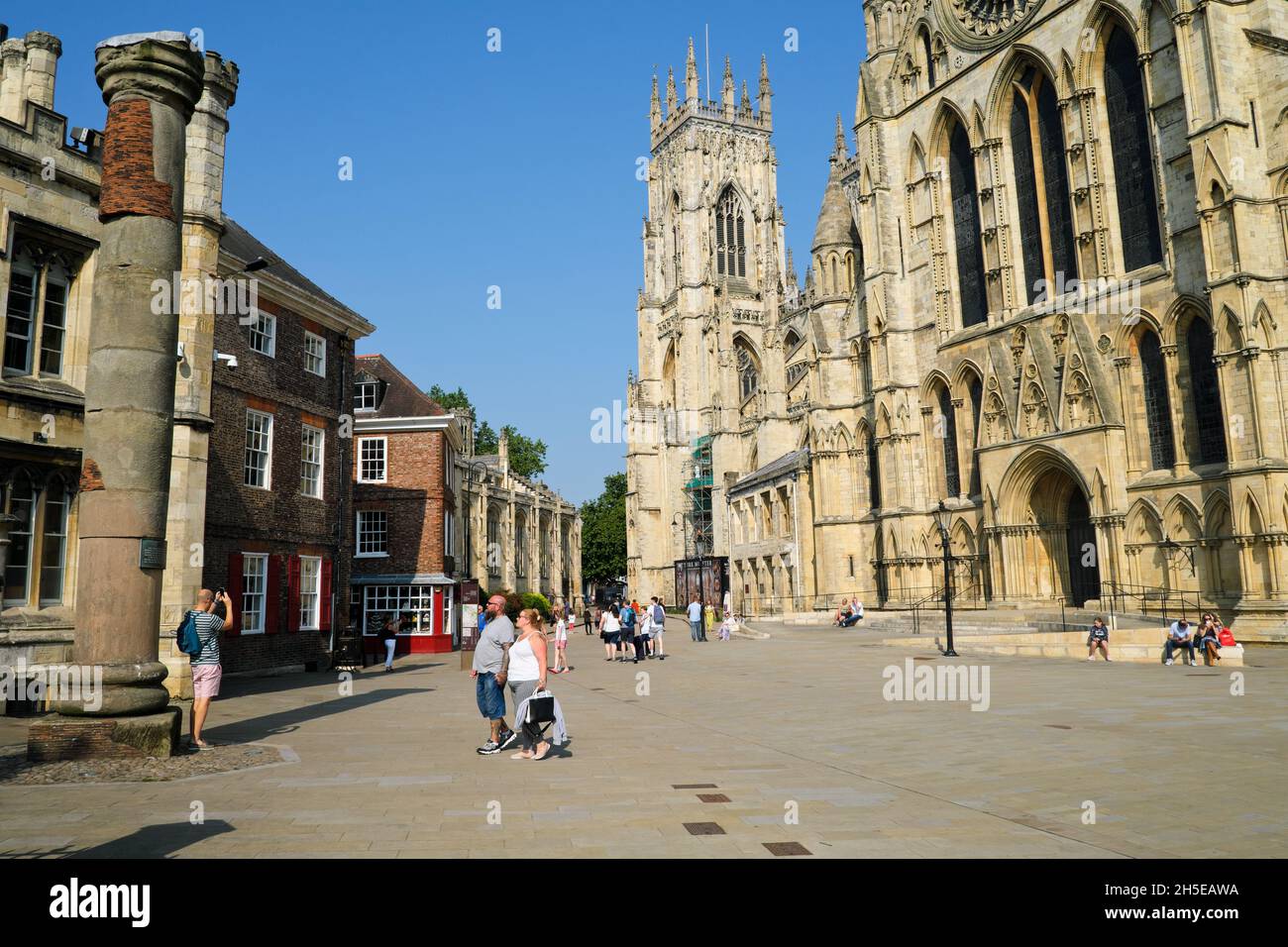 South entrance to York Minster with the Roman column in Minster yard In ...