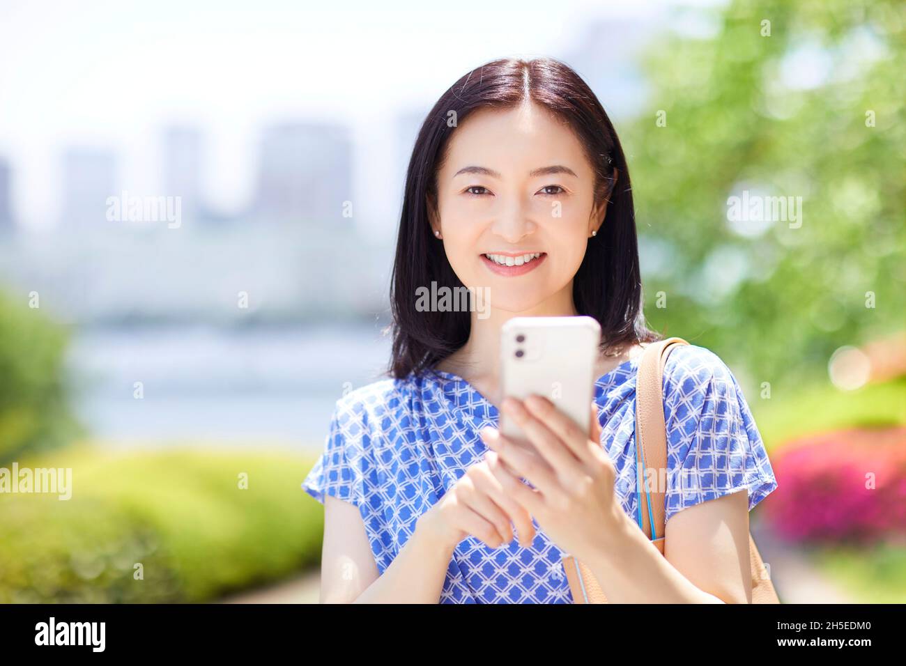 Japanese woman downtown Tokyo Stock Photo - Alamy