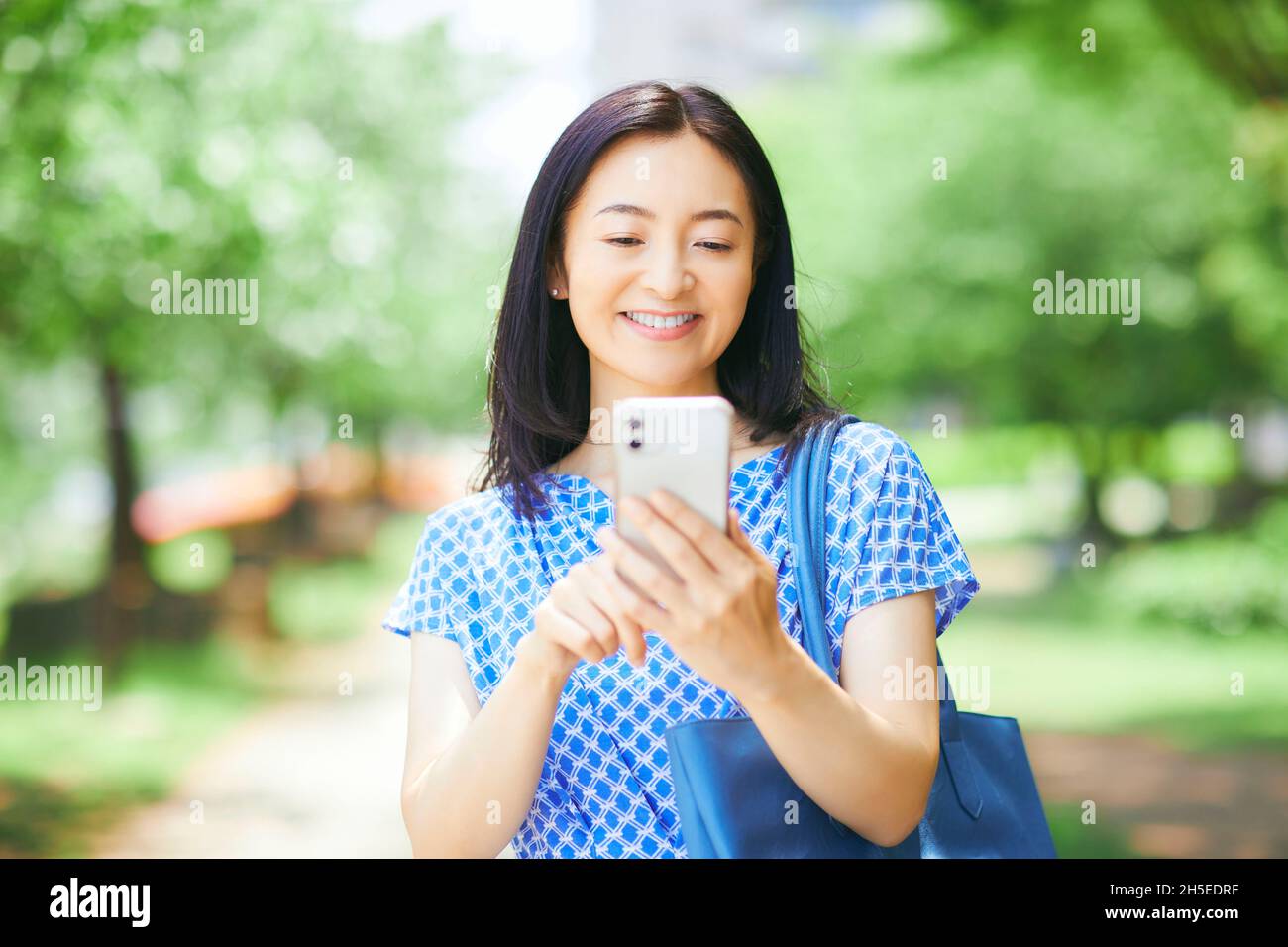 Japanese woman downtown Tokyo Stock Photo - Alamy