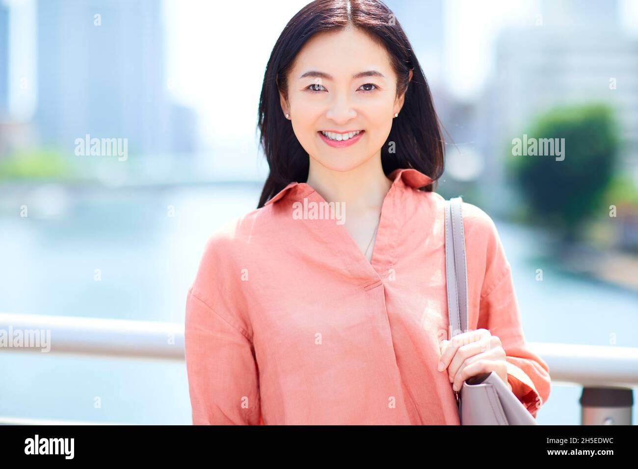 Japanese woman downtown Tokyo Stock Photo - Alamy