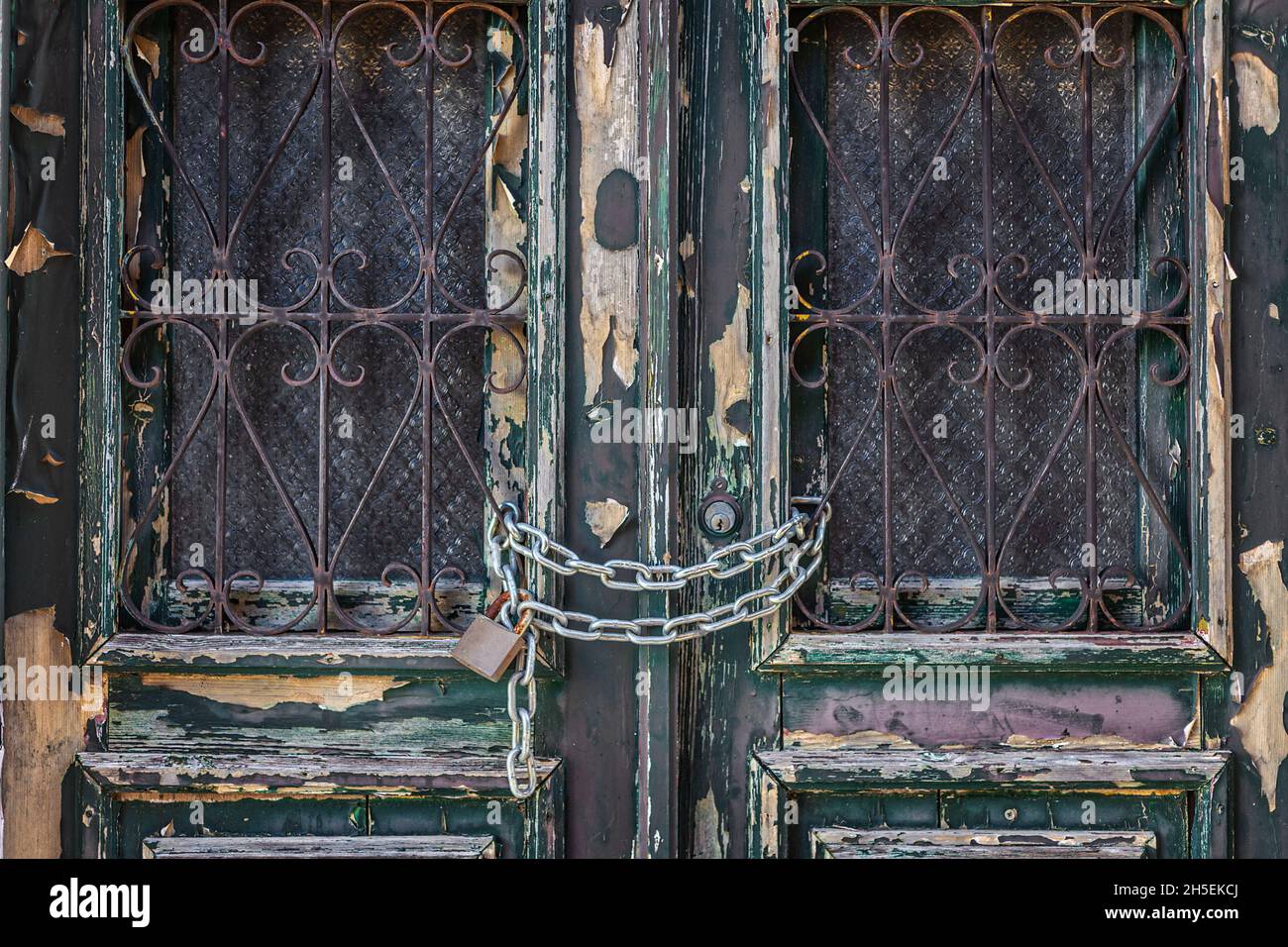 Door chain hi-res stock photography and images - Alamy