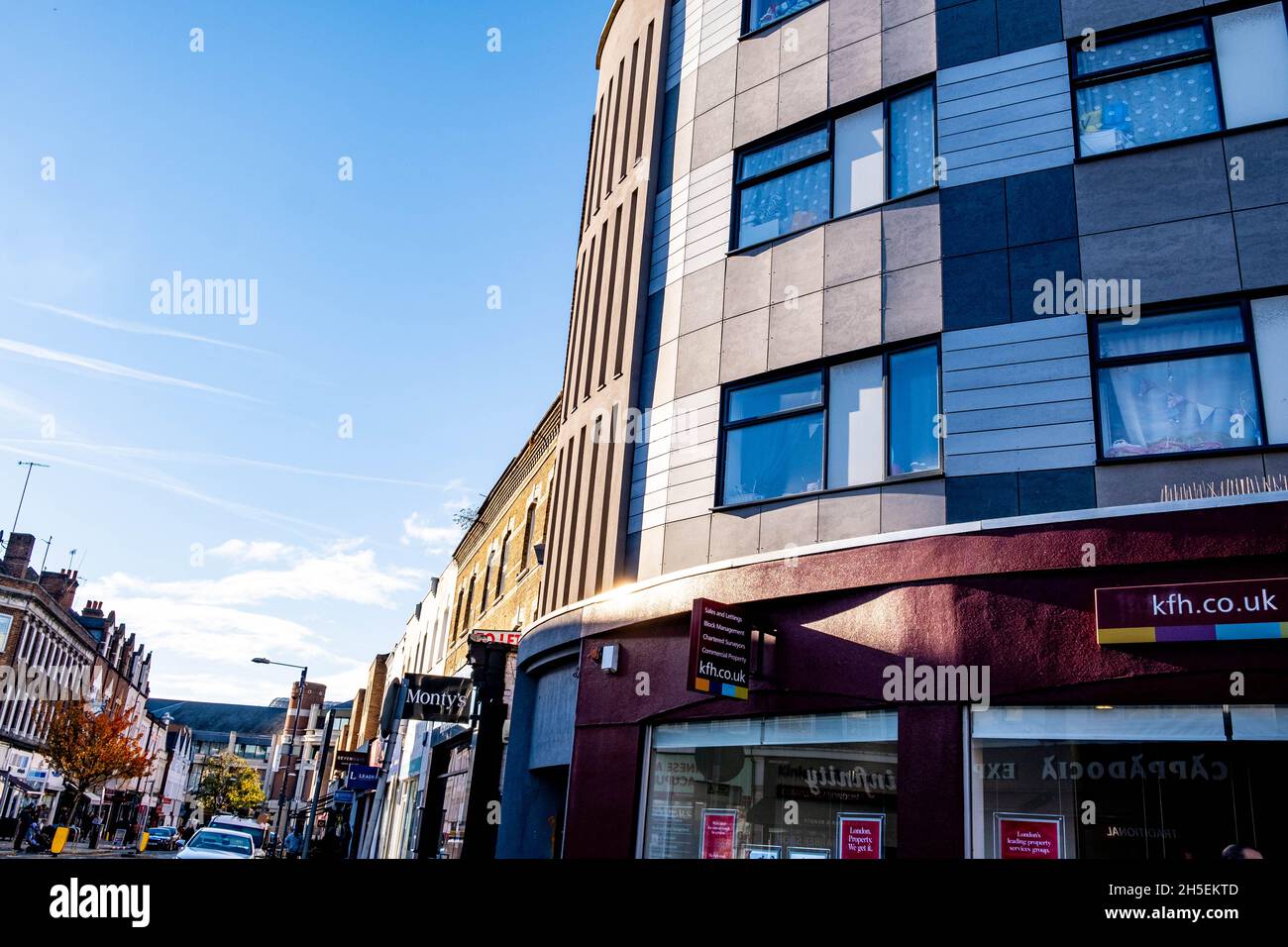 Row shops exterior hi-res stock photography and images - Alamy
