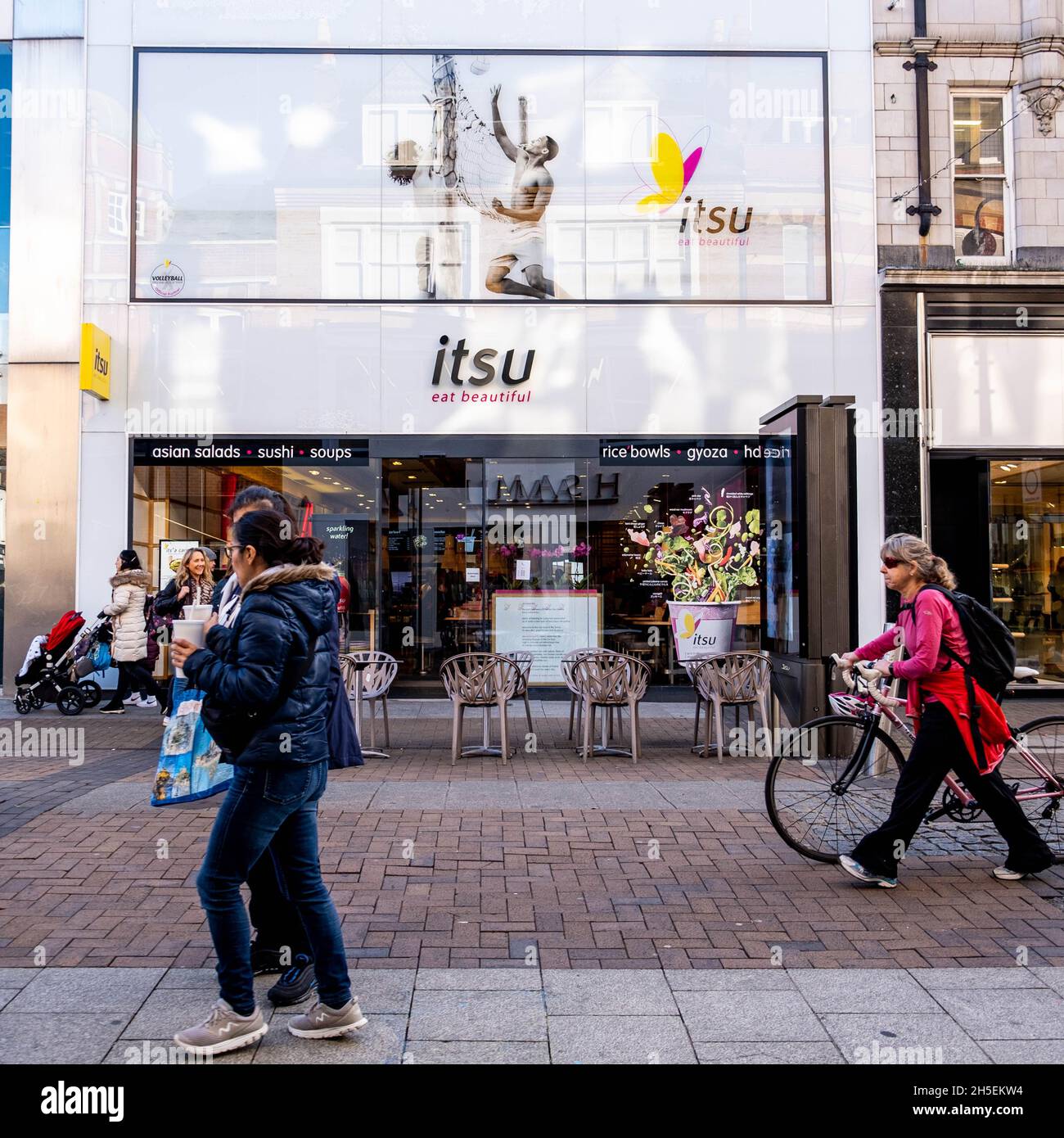 Itsu restaurant london hi-res stock photography and images - Alamy