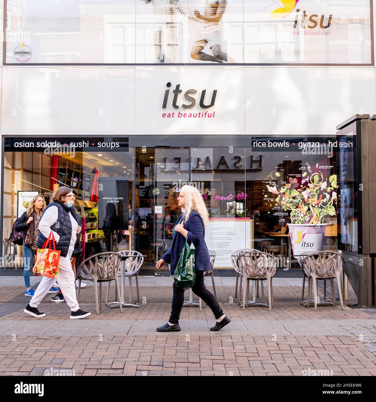 Itsu restaurant london hi-res stock photography and images - Alamy