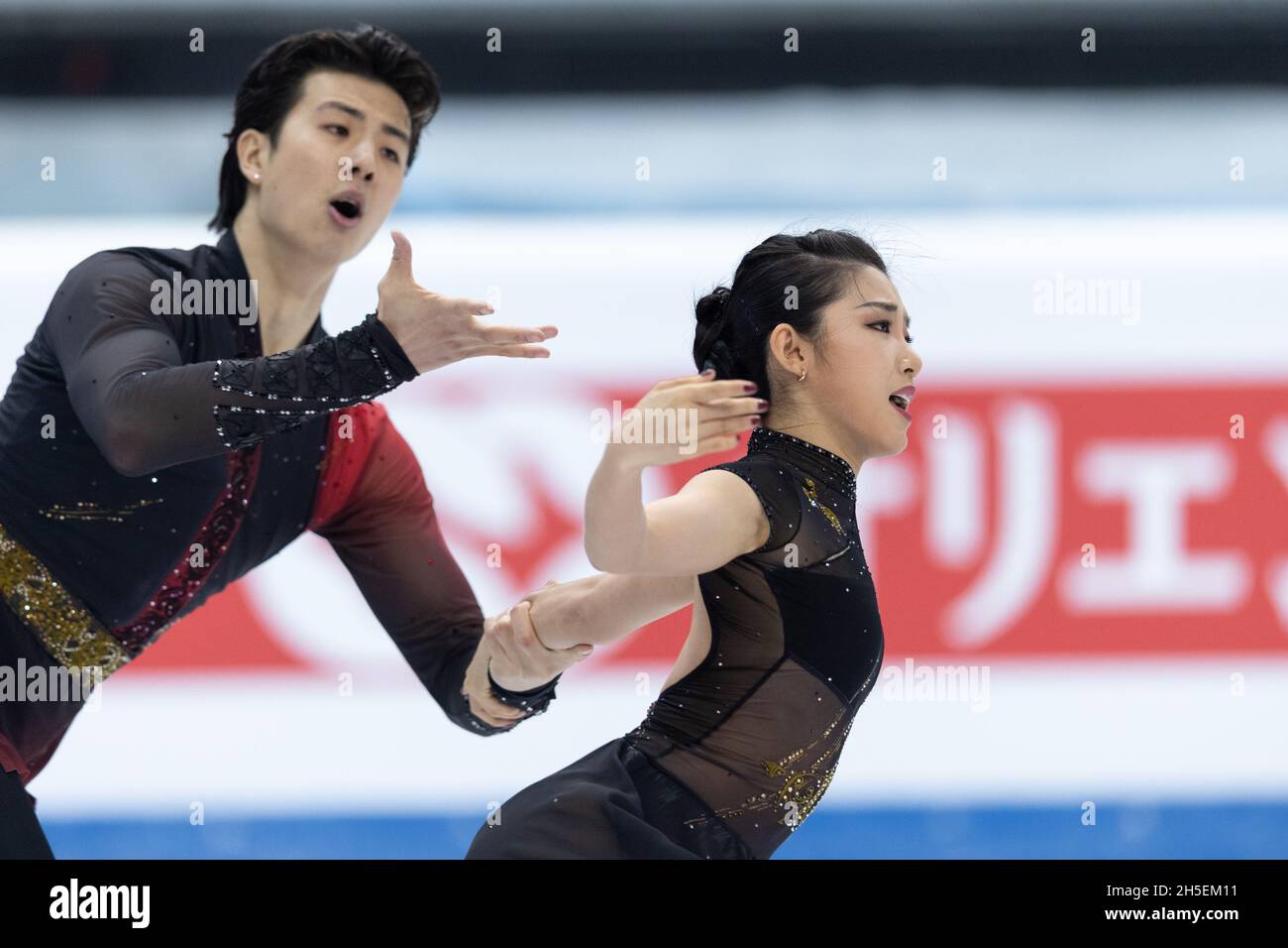 Shiyue Wang and Xinyu Liu from China compete in the free dance - Gran ...