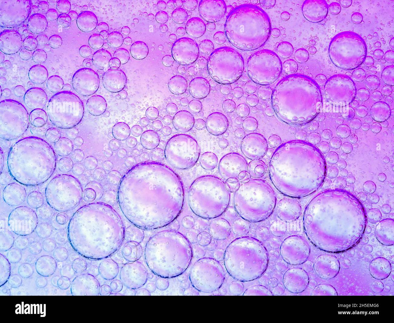 Oil bubbles in water Stock Photo - Alamy