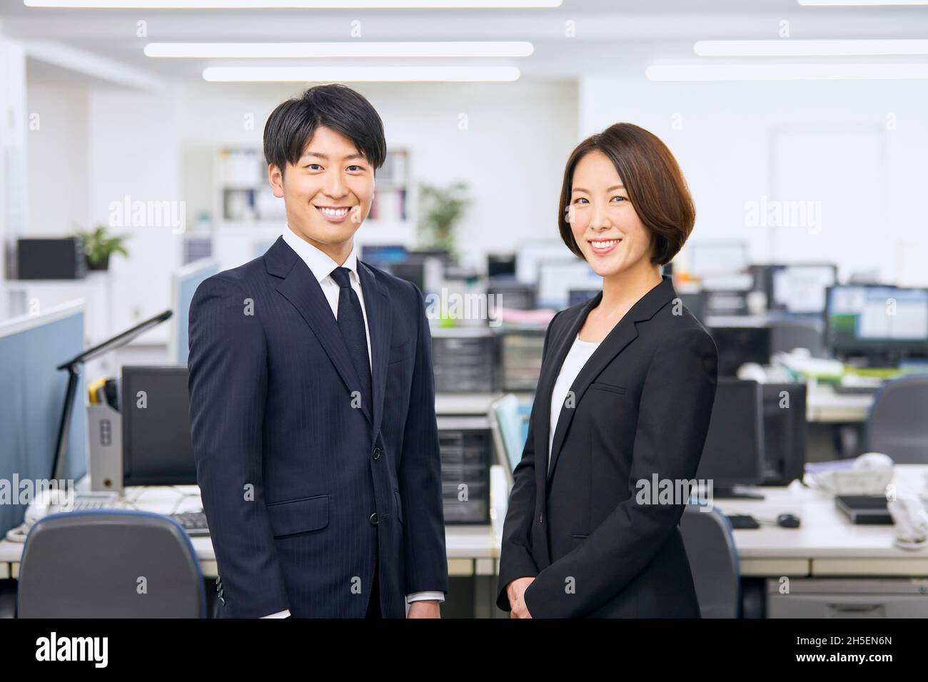 Japanese businesspeople in the office Stock Photo - Alamy