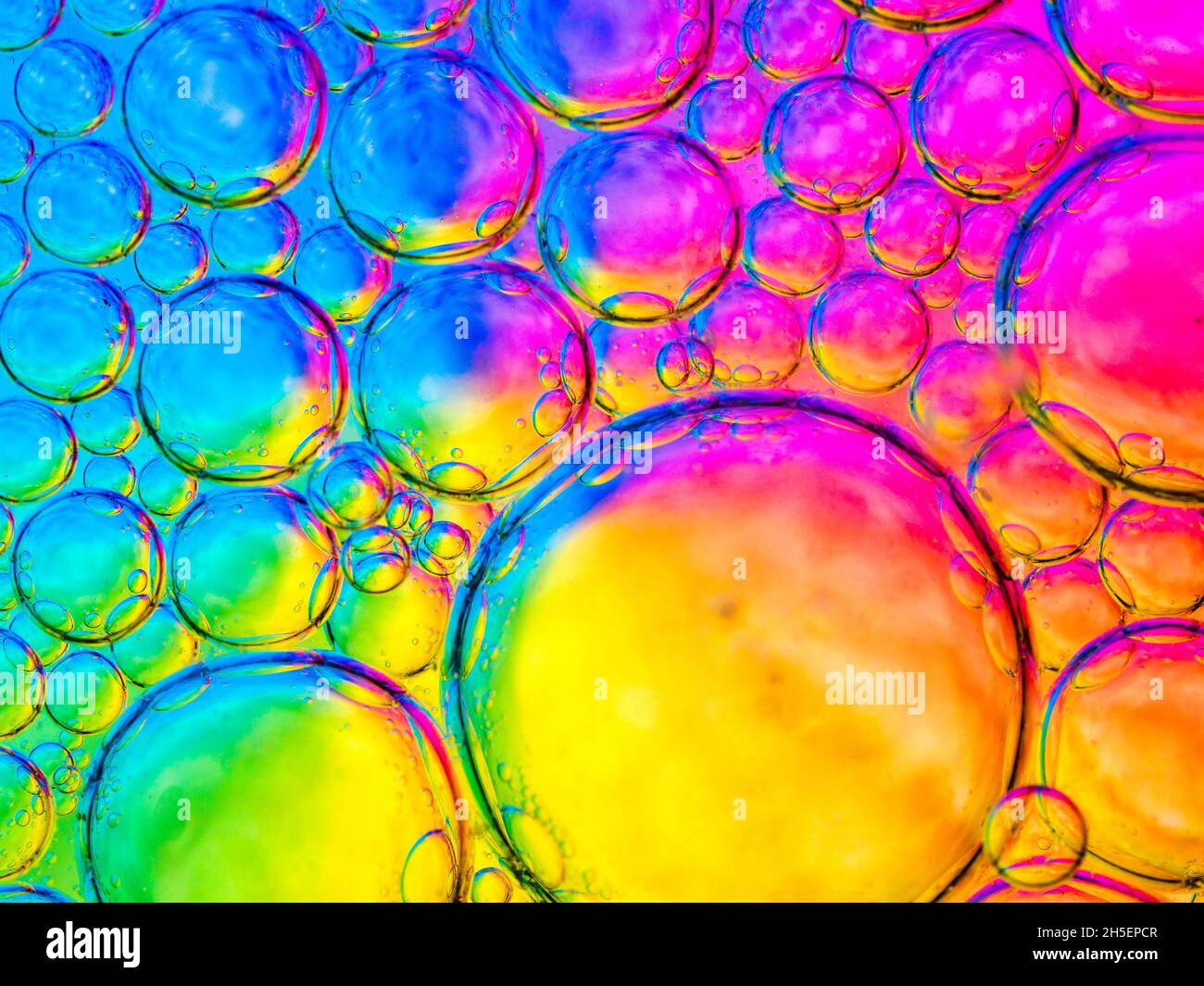 Oil bubbles in water Stock Photo - Alamy