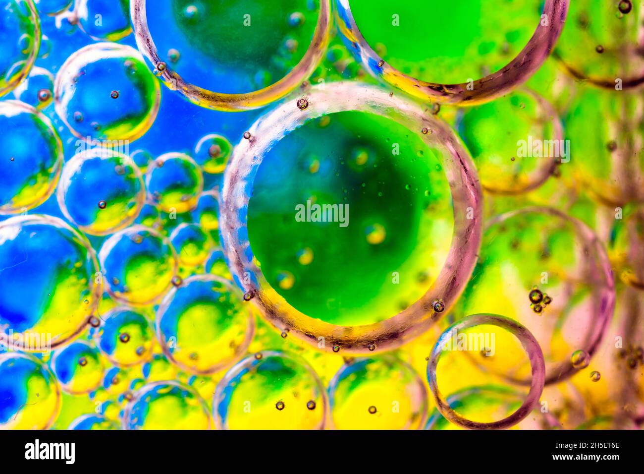 Oil bubbles in water Stock Photo - Alamy