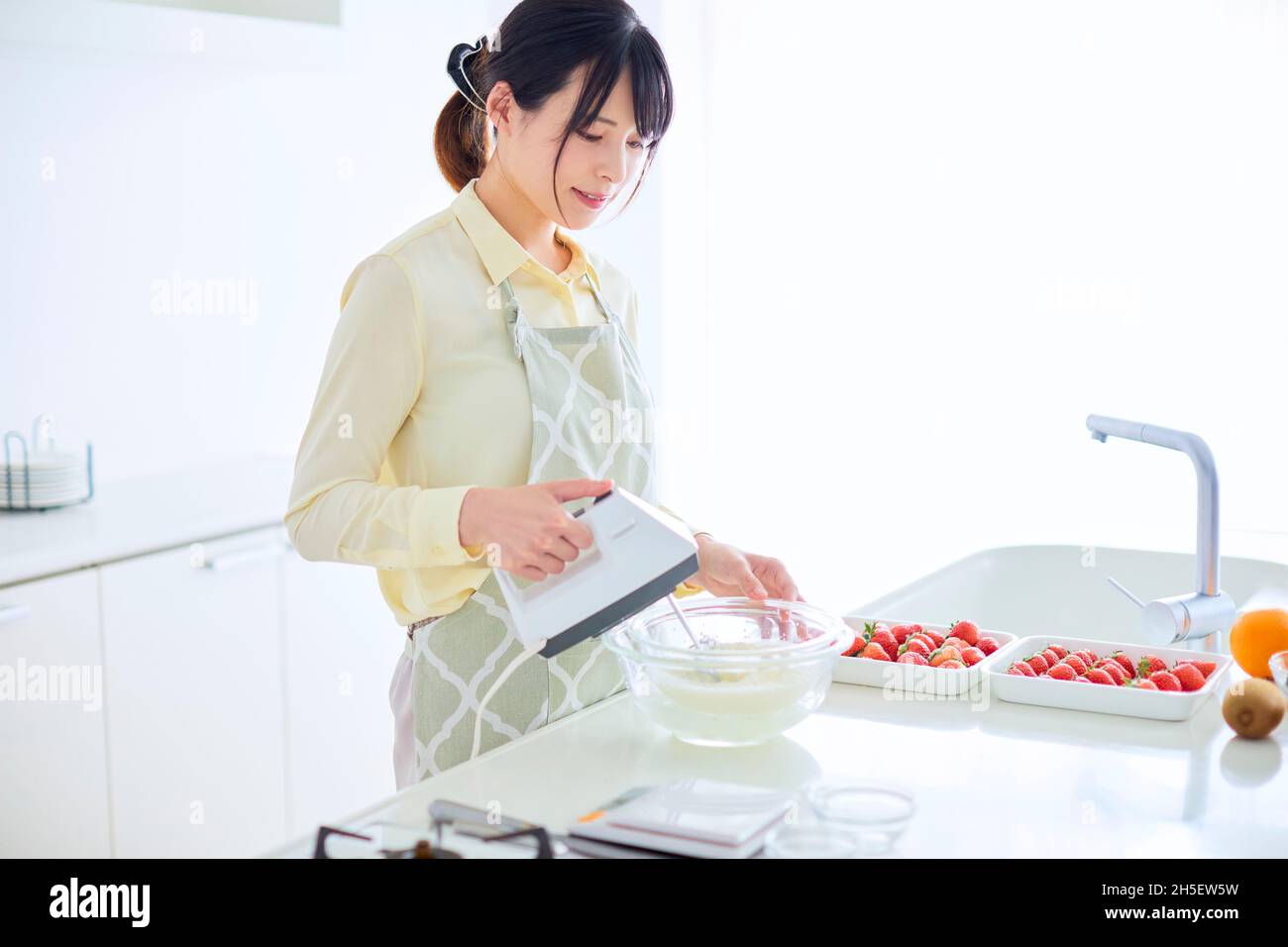 Japanese woman making cake in the kitchen Stock Photo - Alamy