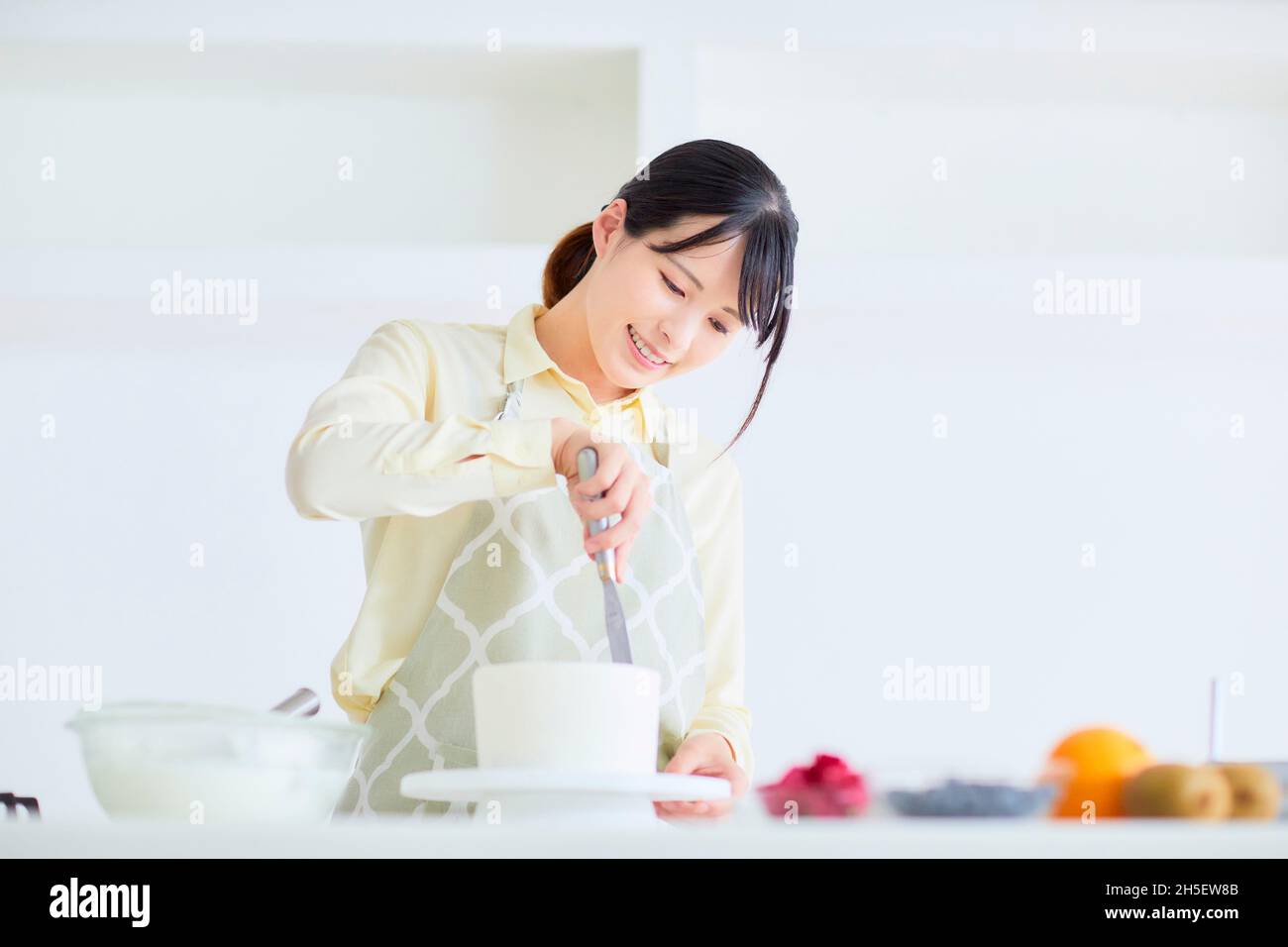 Japanese woman making cake in the kitchen Stock Photo - Alamy