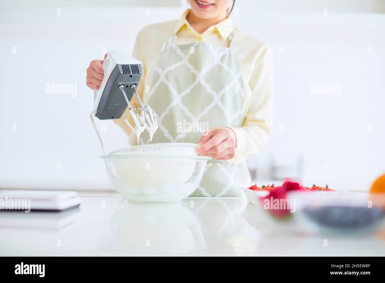 Japanese woman making cake in the kitchen Stock Photo - Alamy