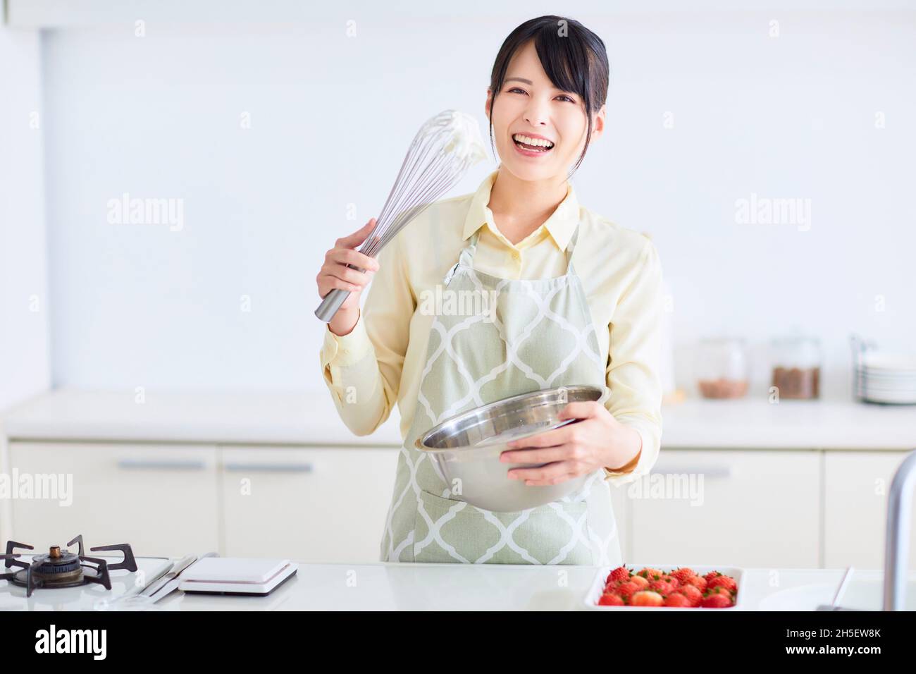 Japanese woman making cake in the kitchen Stock Photo - Alamy