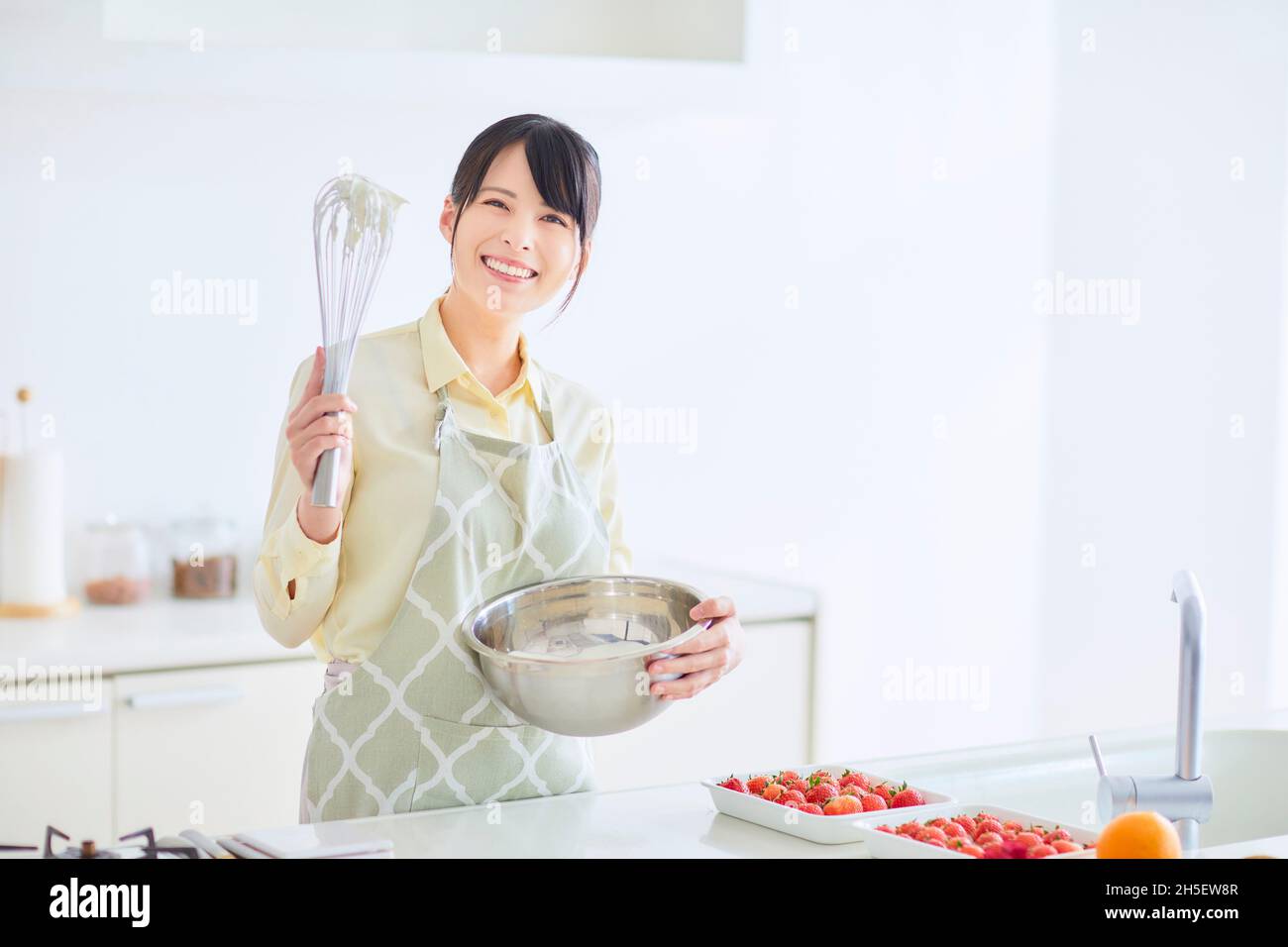 Japanese woman making cake in the kitchen Stock Photo - Alamy