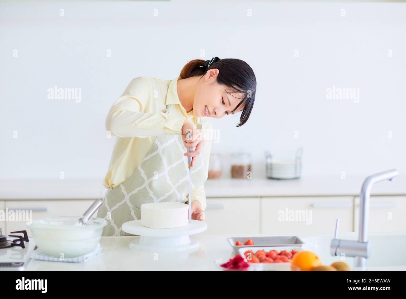 Japanese woman making cake in the kitchen Stock Photo - Alamy