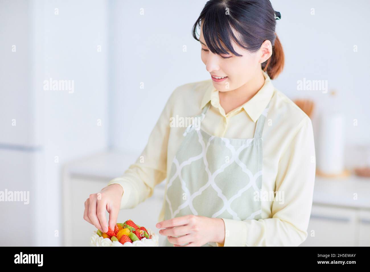Japanese woman making cake in the kitchen Stock Photo - Alamy