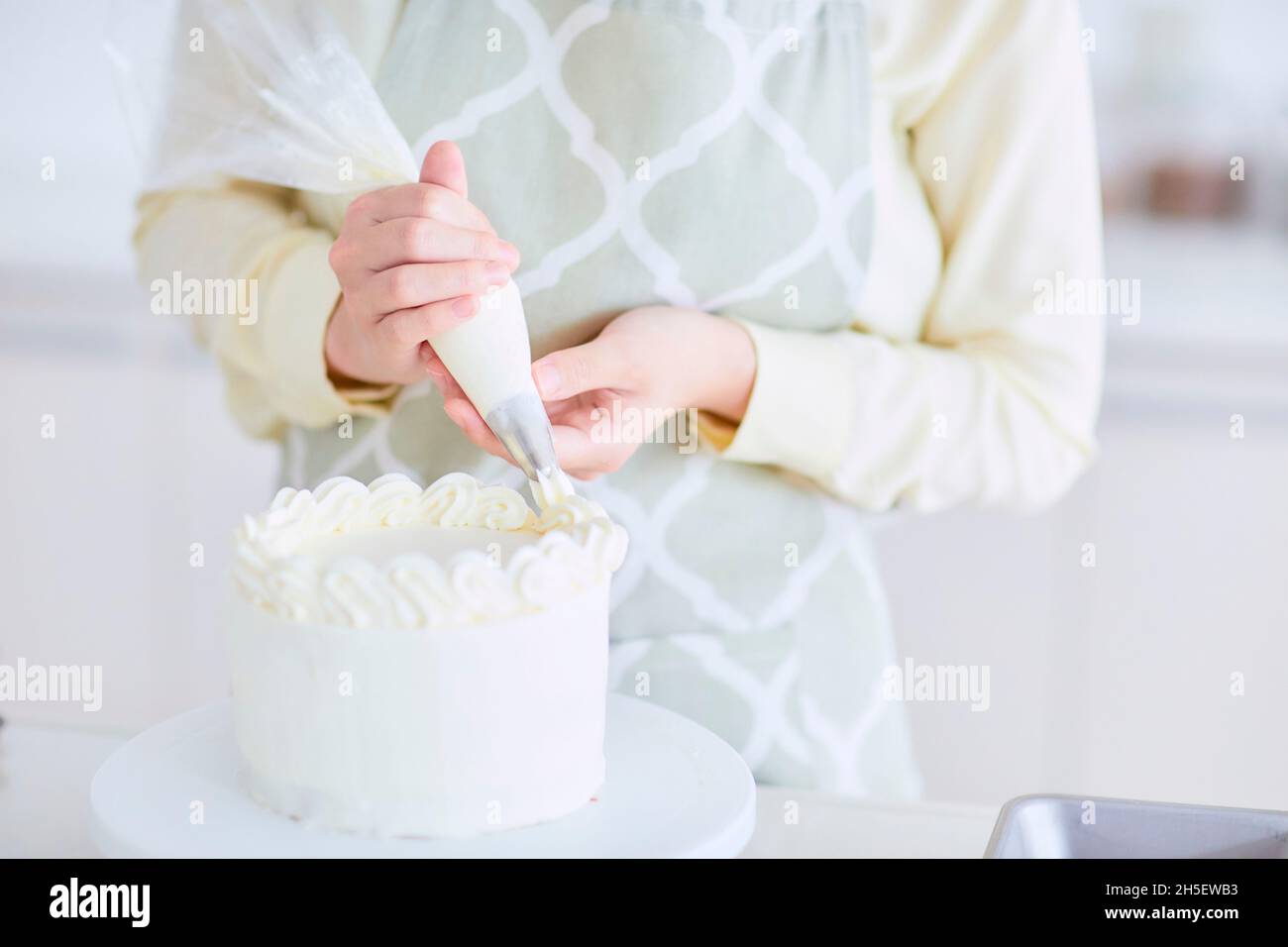 Japanese woman making cake in the kitchen Stock Photo - Alamy