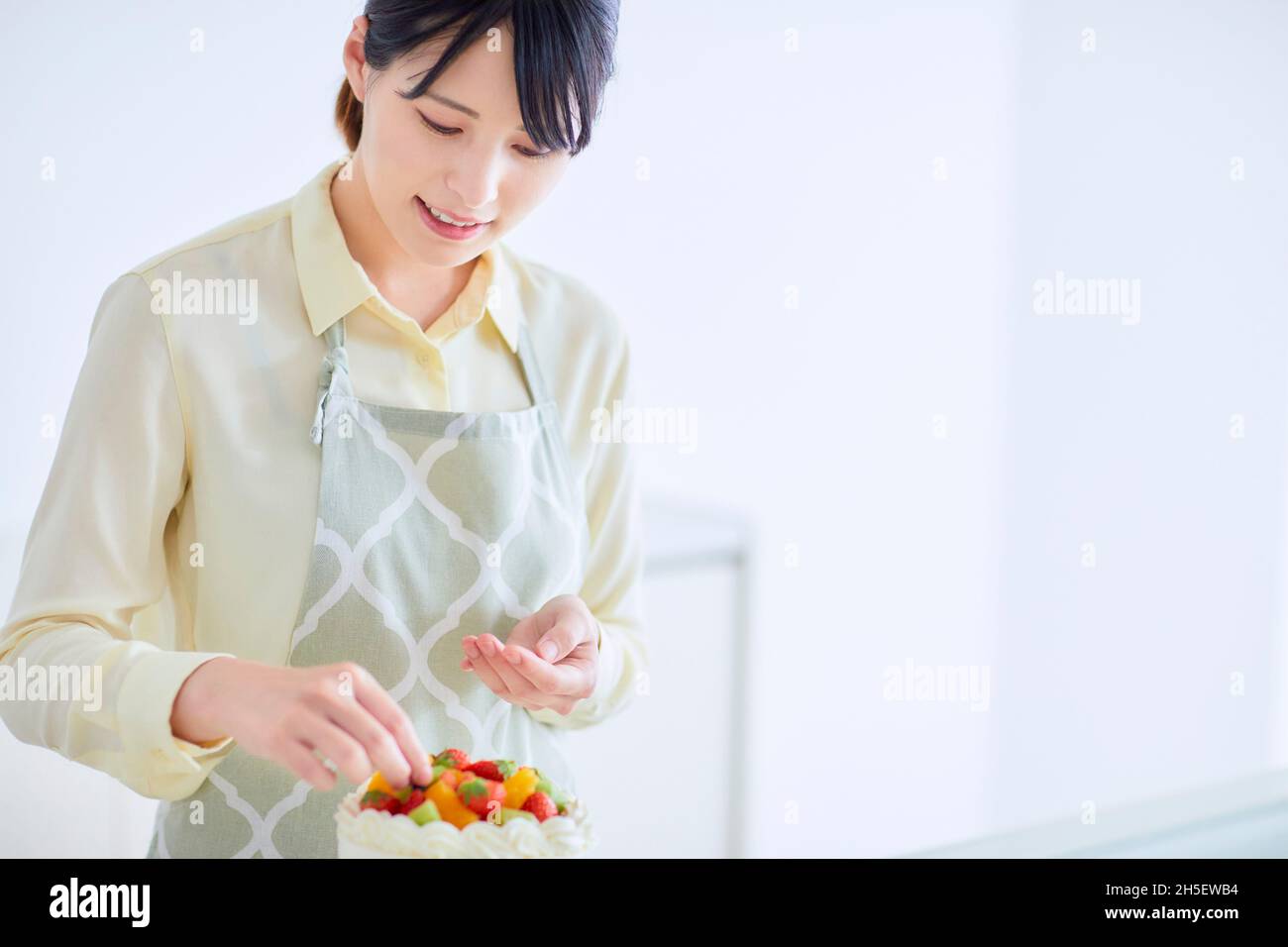 Japanese woman making cake in the kitchen Stock Photo - Alamy