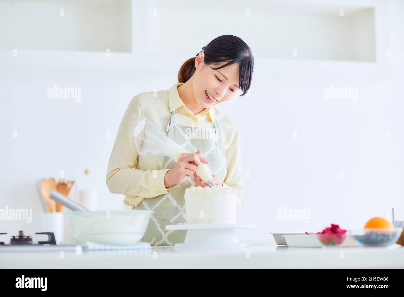 Japanese woman making cake in the kitchen Stock Photo - Alamy