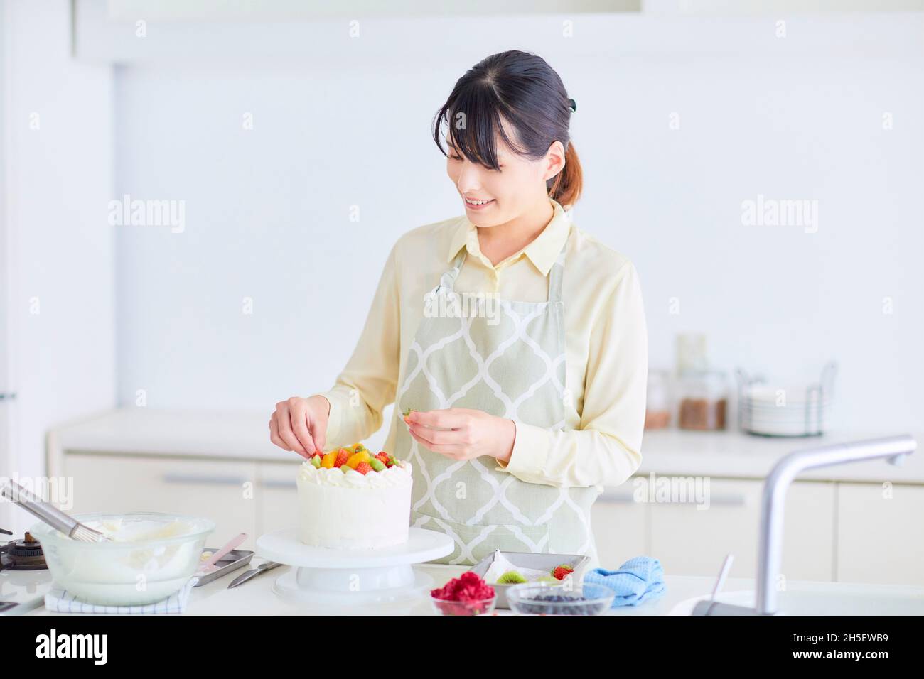 Japanese woman making cake in the kitchen Stock Photo - Alamy