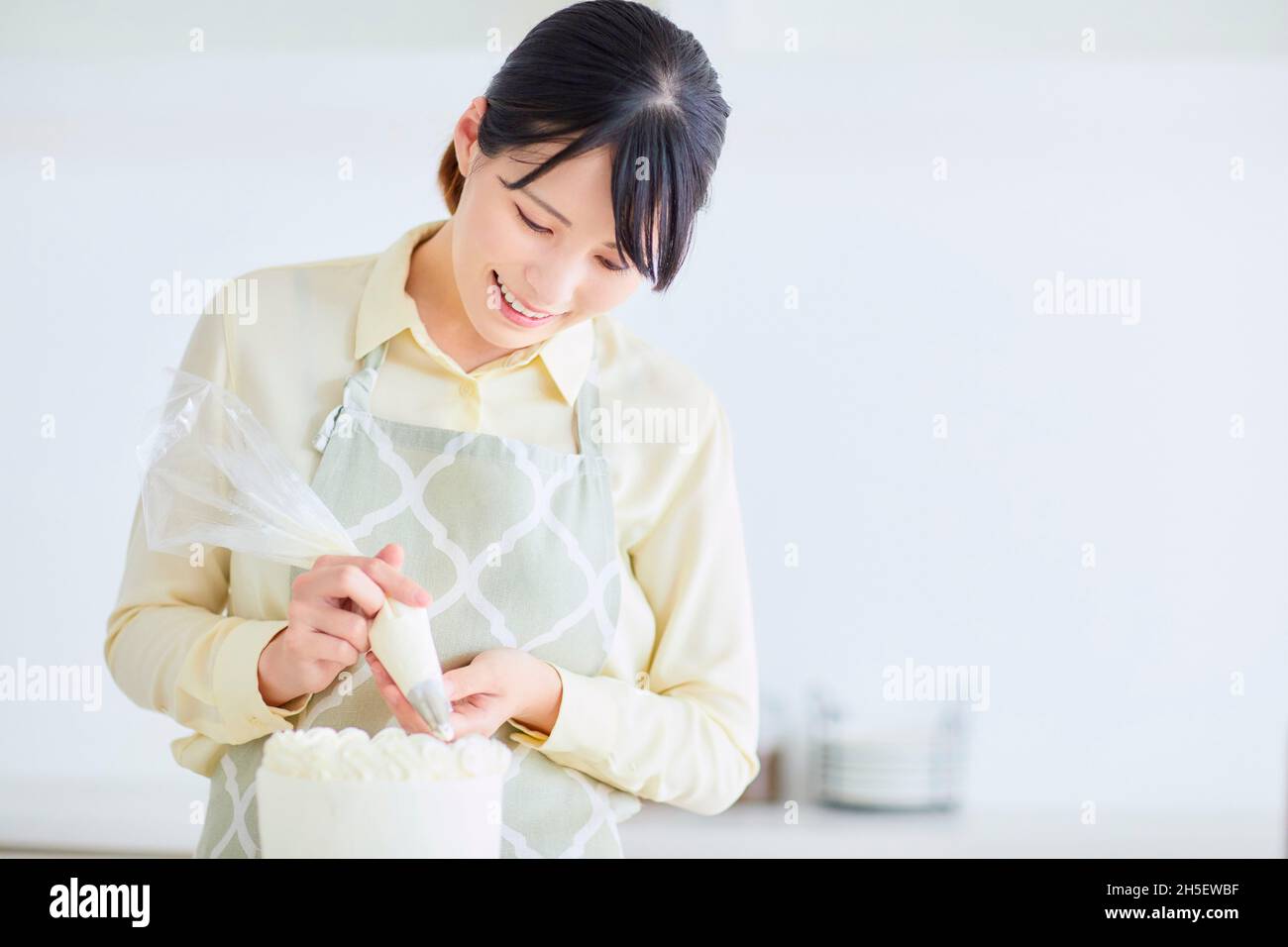 Japanese woman making cake in the kitchen Stock Photo - Alamy