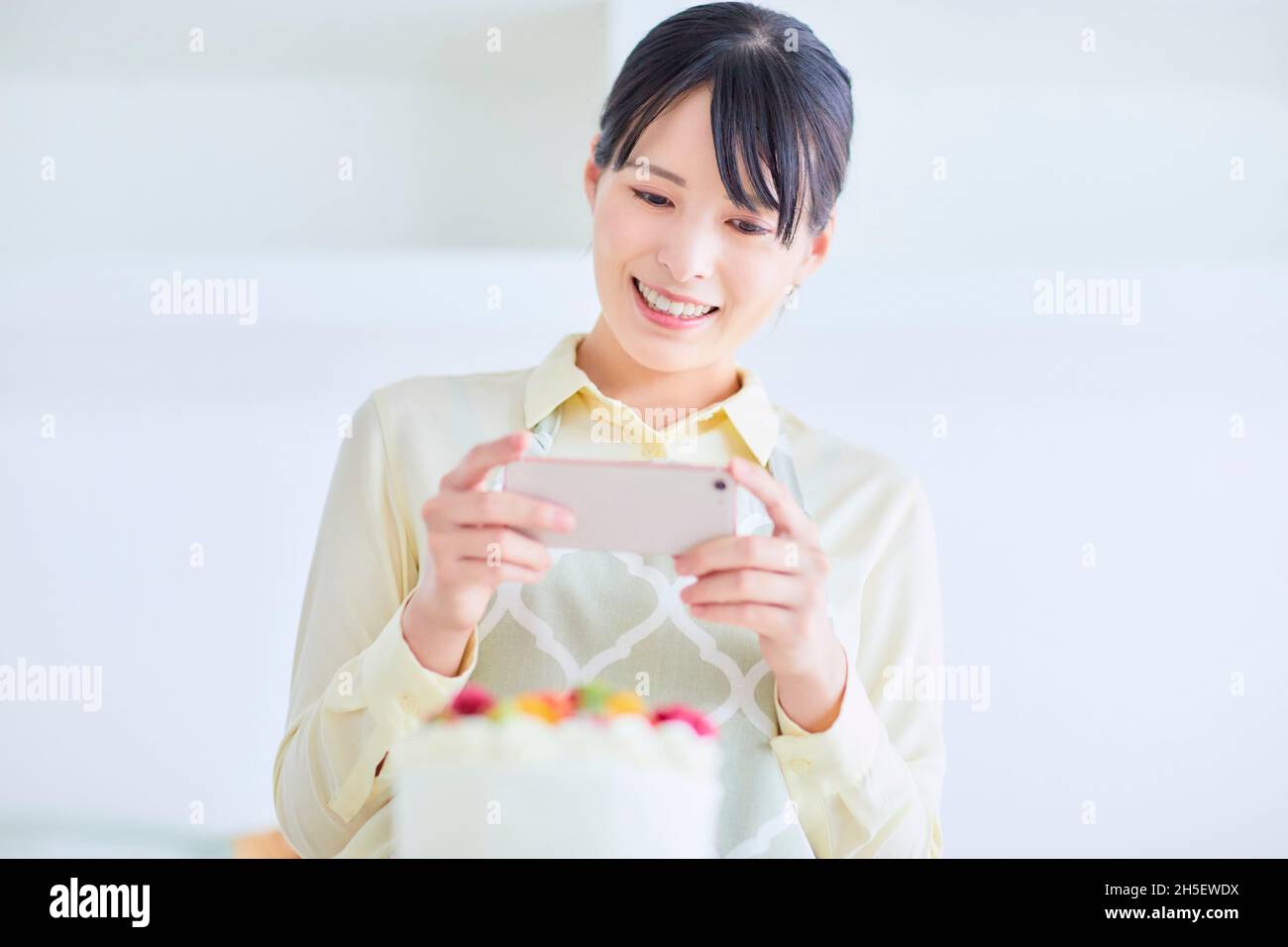 Japanese woman making cake in the kitchen Stock Photo - Alamy