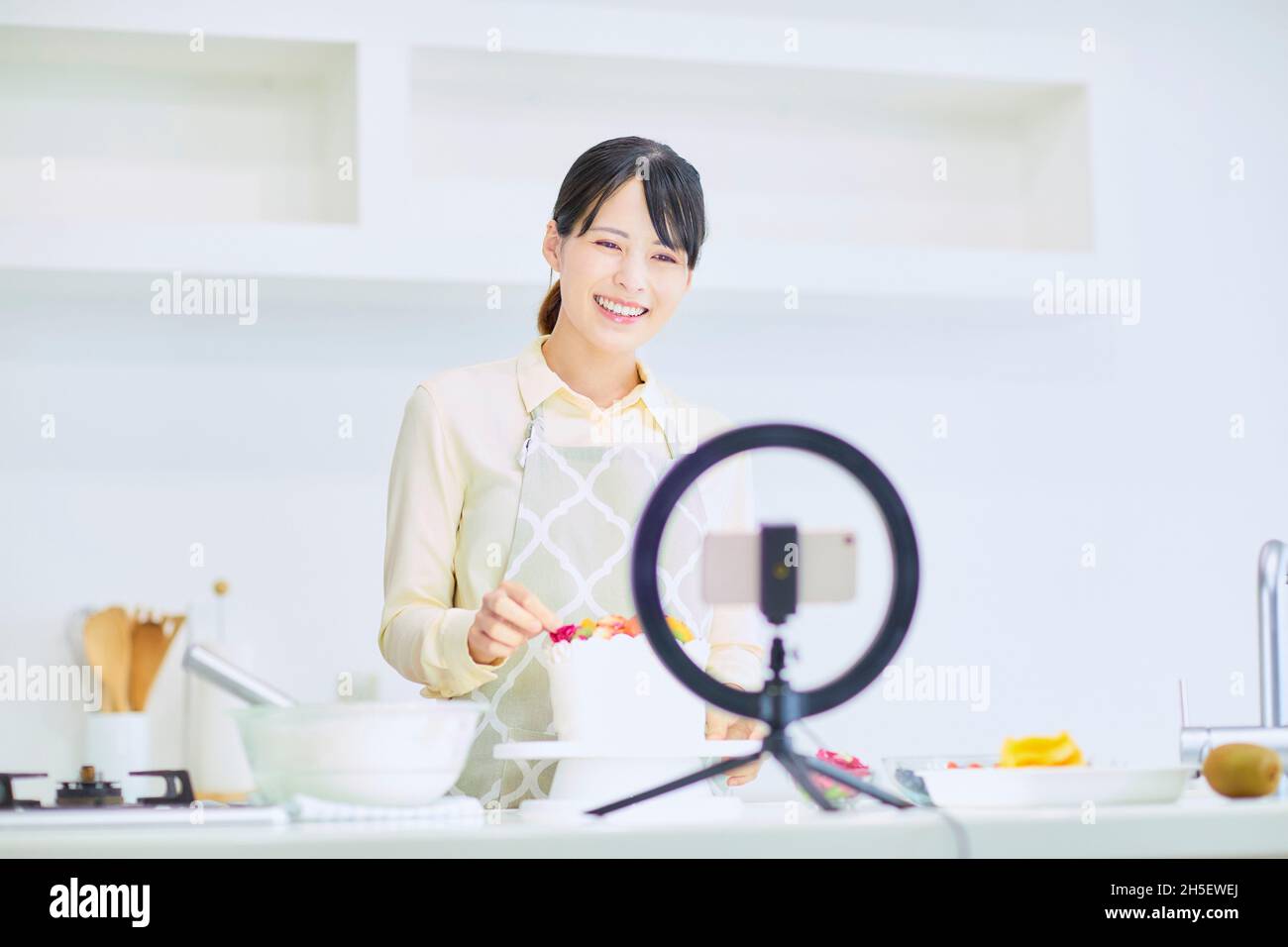 Japanese woman making cake in the kitchen Stock Photo - Alamy