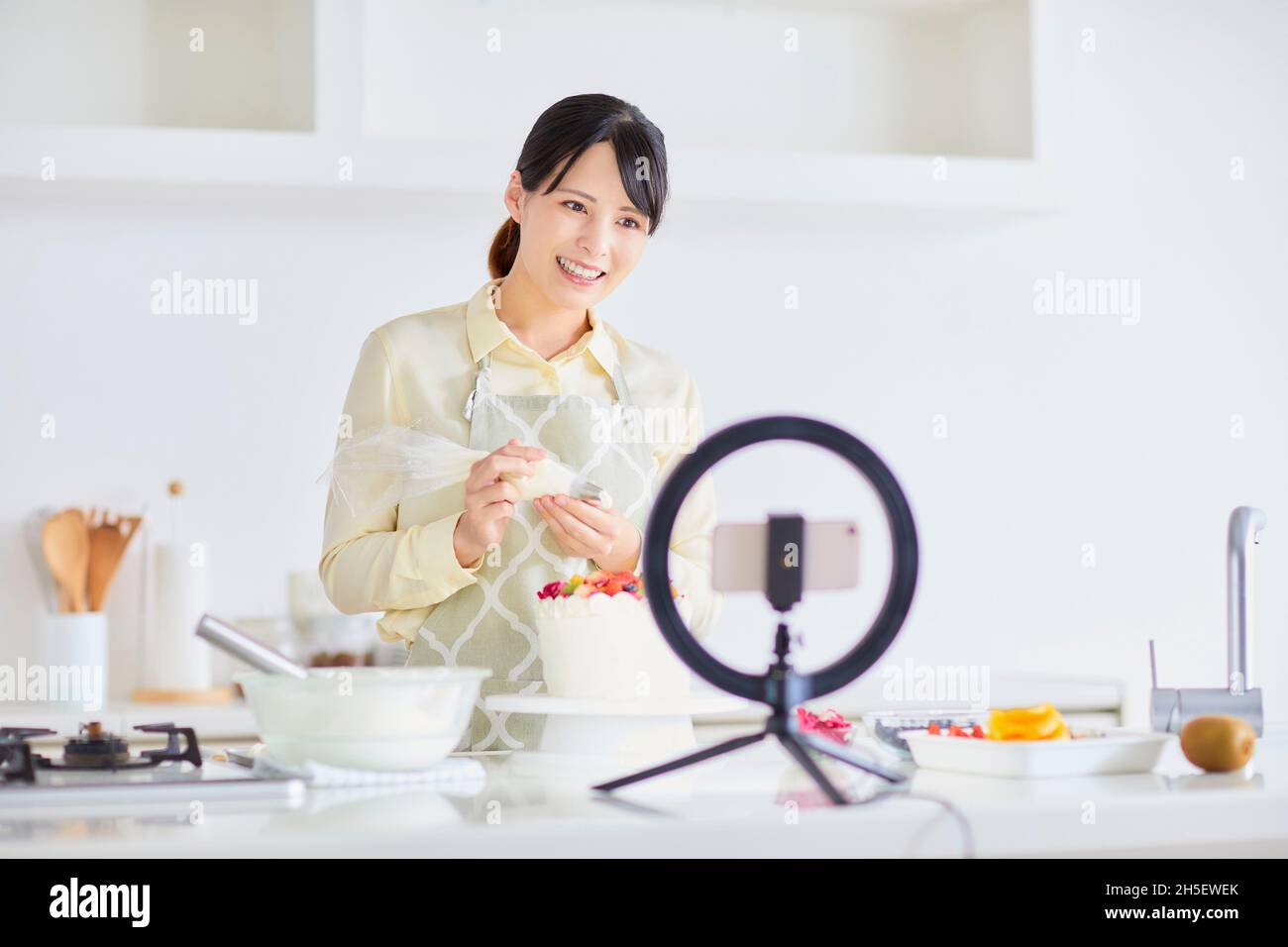 Japanese woman making cake in the kitchen Stock Photo - Alamy