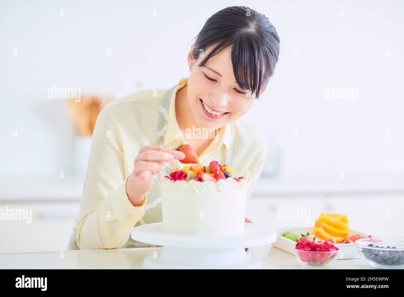 Japanese woman making cake in the kitchen Stock Photo - Alamy