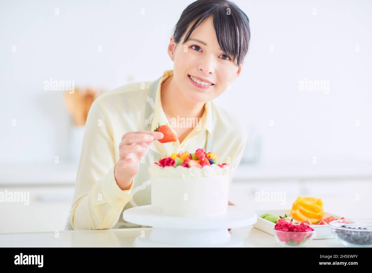 Japanese woman making cake in the kitchen Stock Photo - Alamy