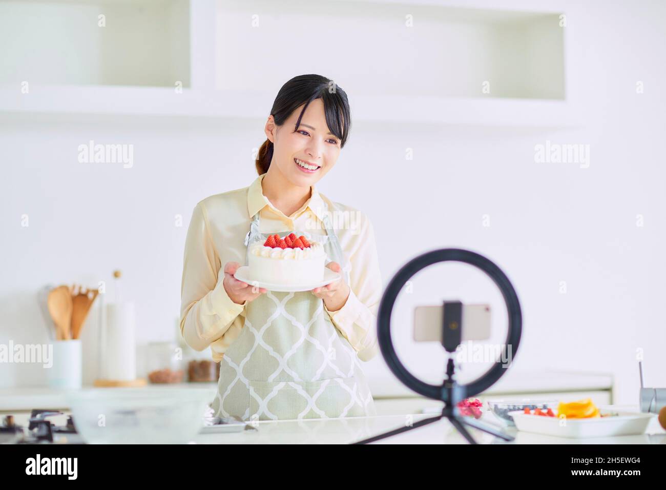 Japanese woman making cake in the kitchen Stock Photo - Alamy