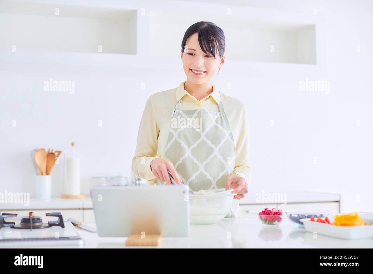 Japanese woman making cake in the kitchen Stock Photo - Alamy