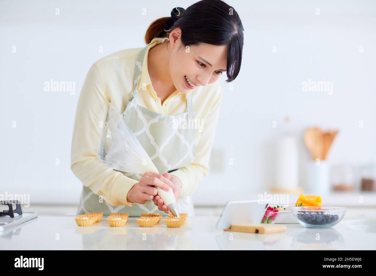 Japanese woman making cake in the kitchen Stock Photo - Alamy