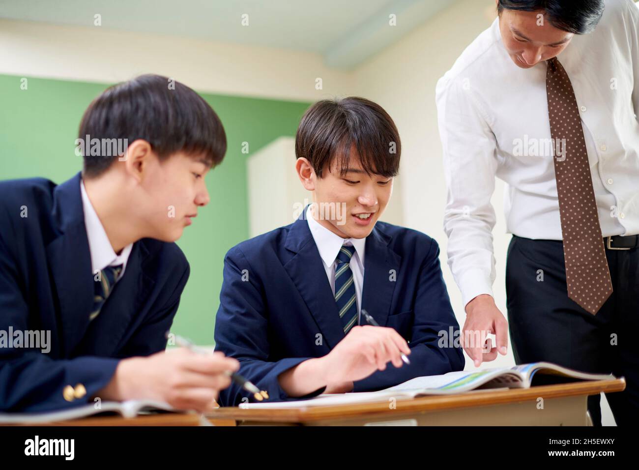 Japanese school students in the classroom Stock Photo - Alamy