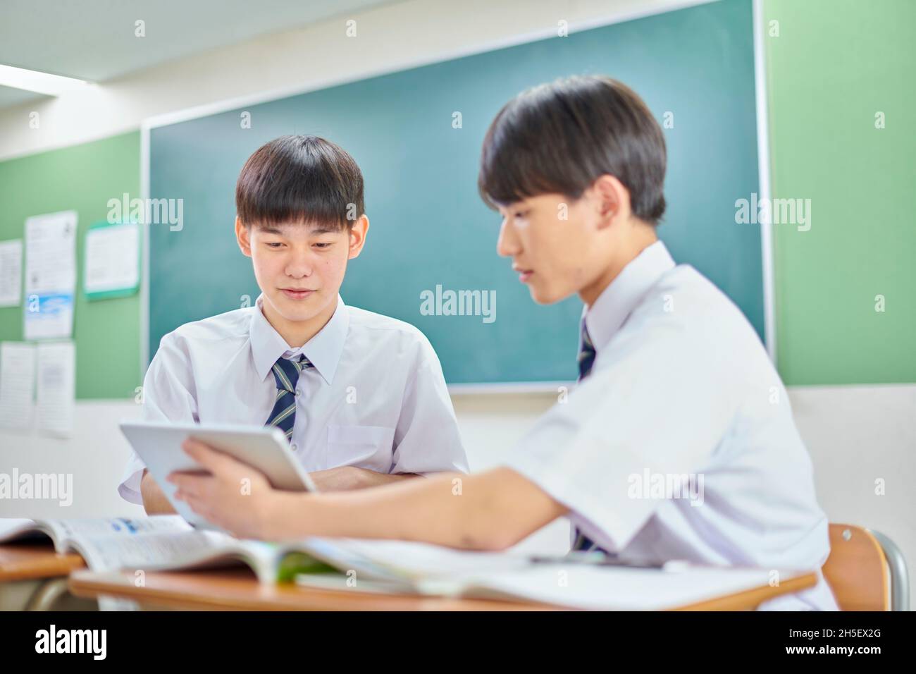 Japanese school students in the classroom Stock Photo - Alamy