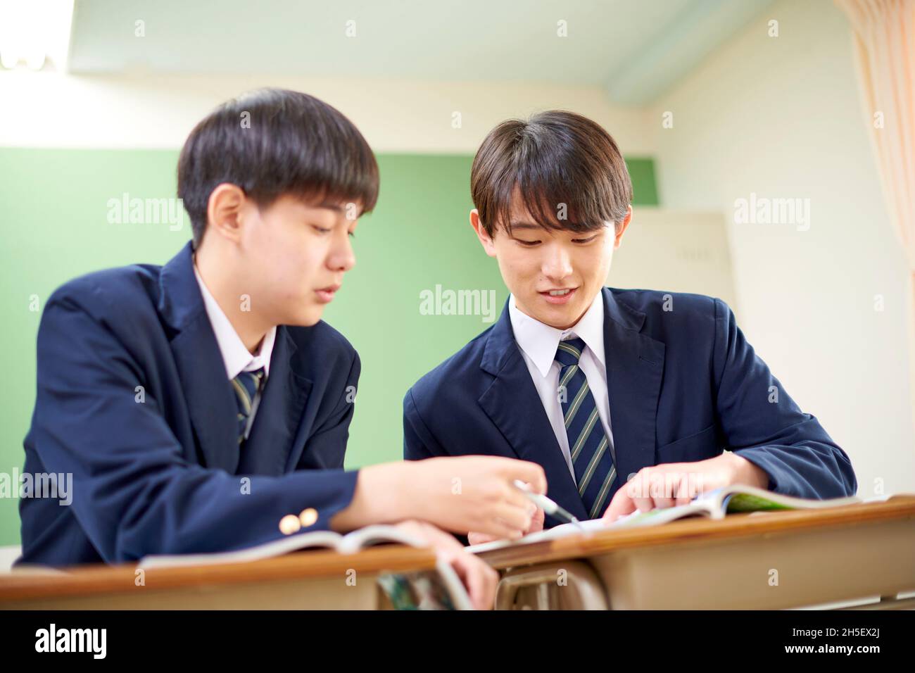Japanese school students in the classroom Stock Photo - Alamy