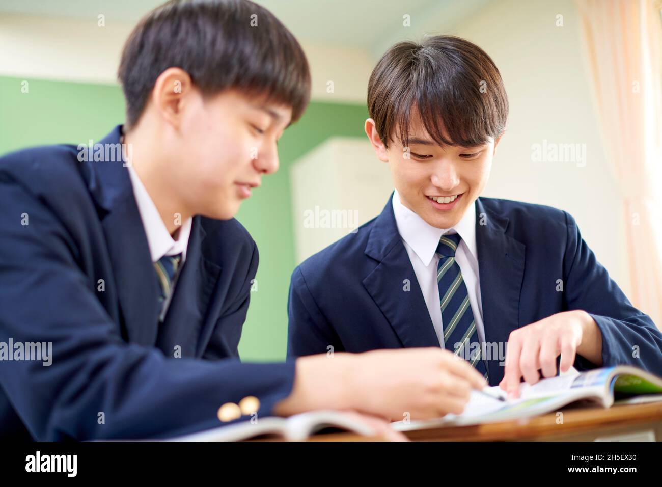 Japanese school students in the classroom Stock Photo - Alamy