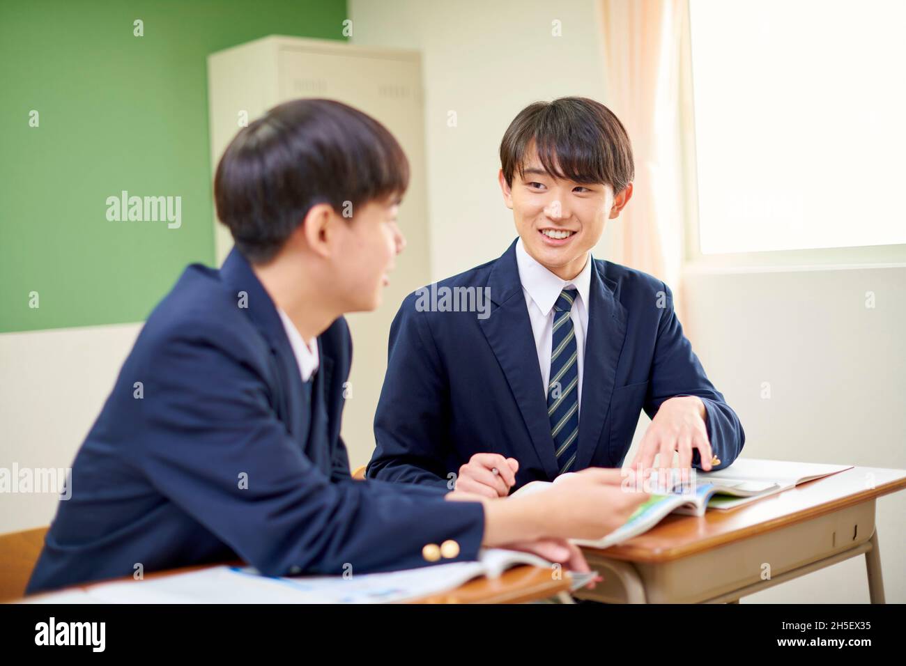 Japanese school students in the classroom Stock Photo - Alamy