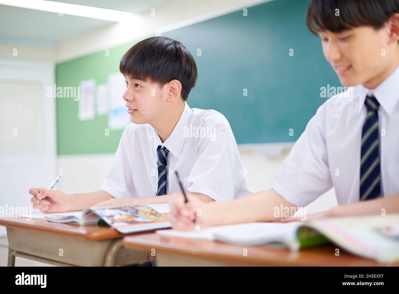 Japanese school students in the classroom Stock Photo - Alamy
