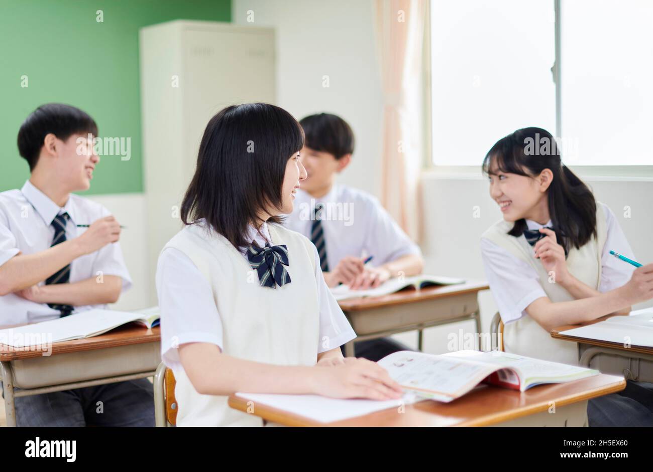 Japanese school students in the classroom Stock Photo - Alamy