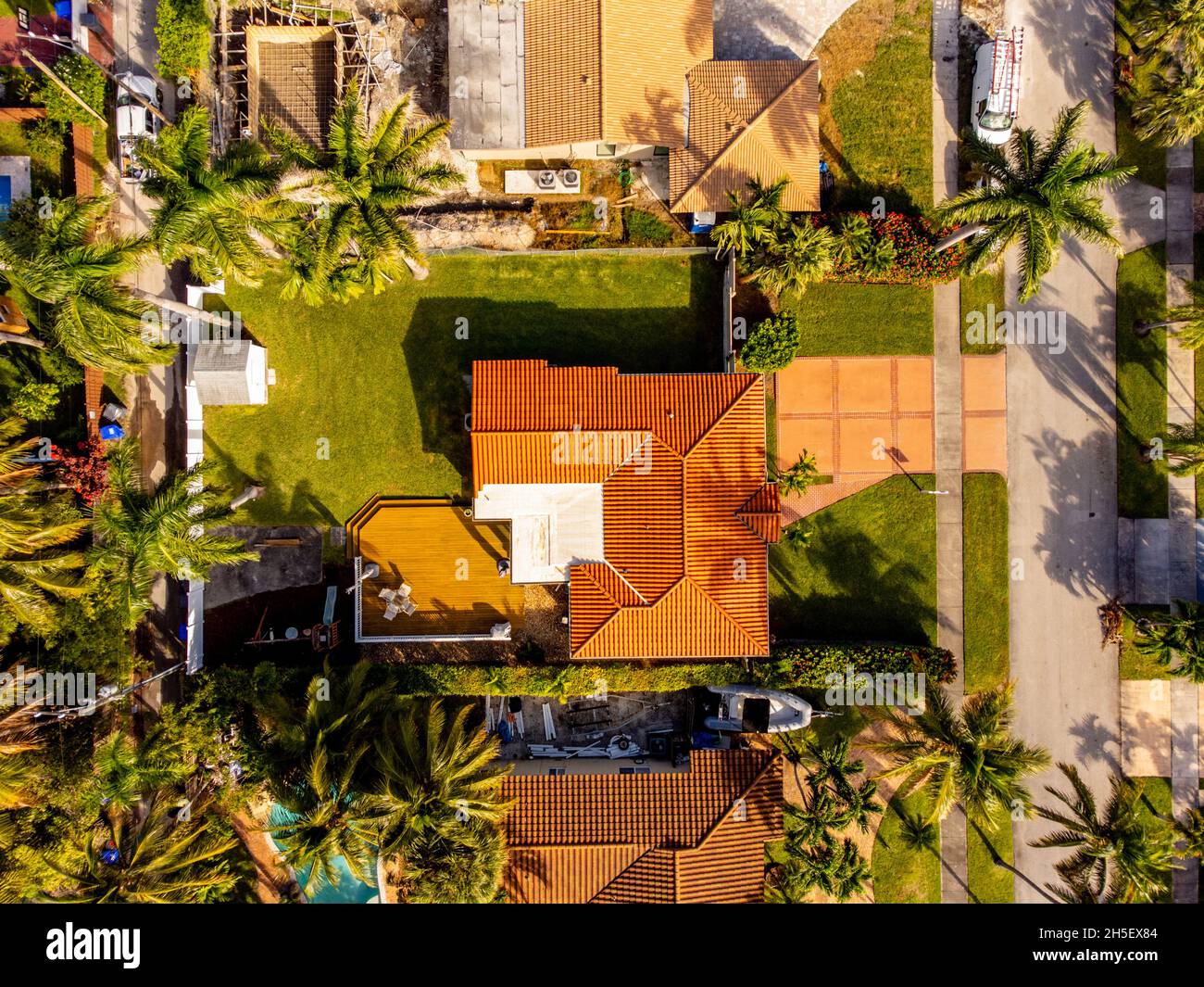 Aerial direct overhead real estate photo of a single family house with ...