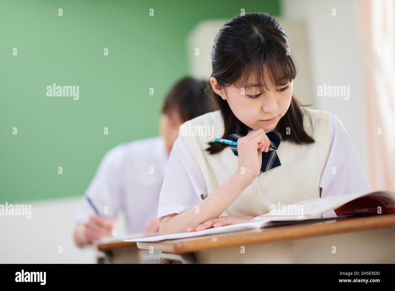 Japanese school students in the classroom Stock Photo - Alamy