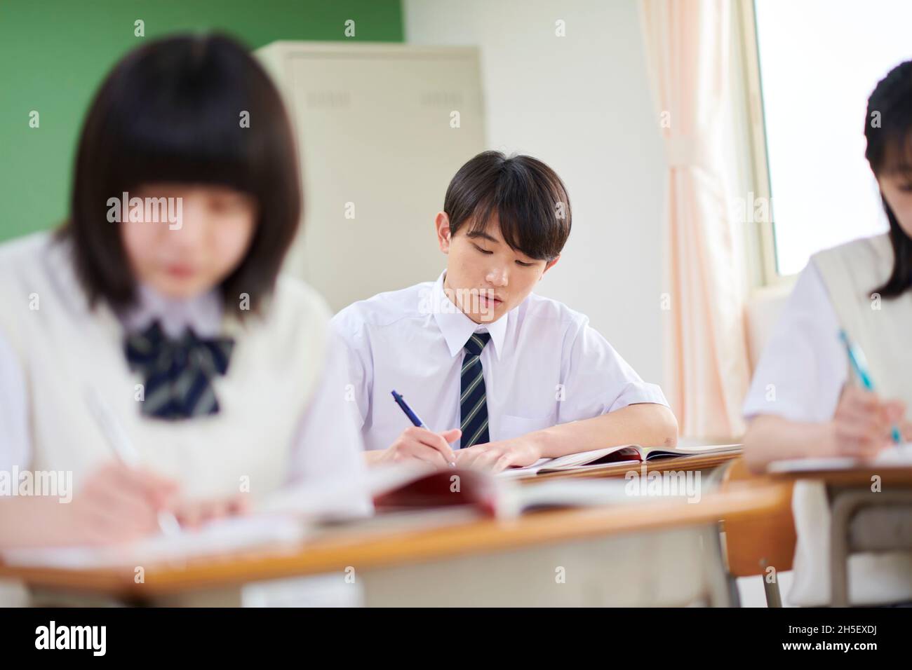 Japanese school students in the classroom Stock Photo - Alamy