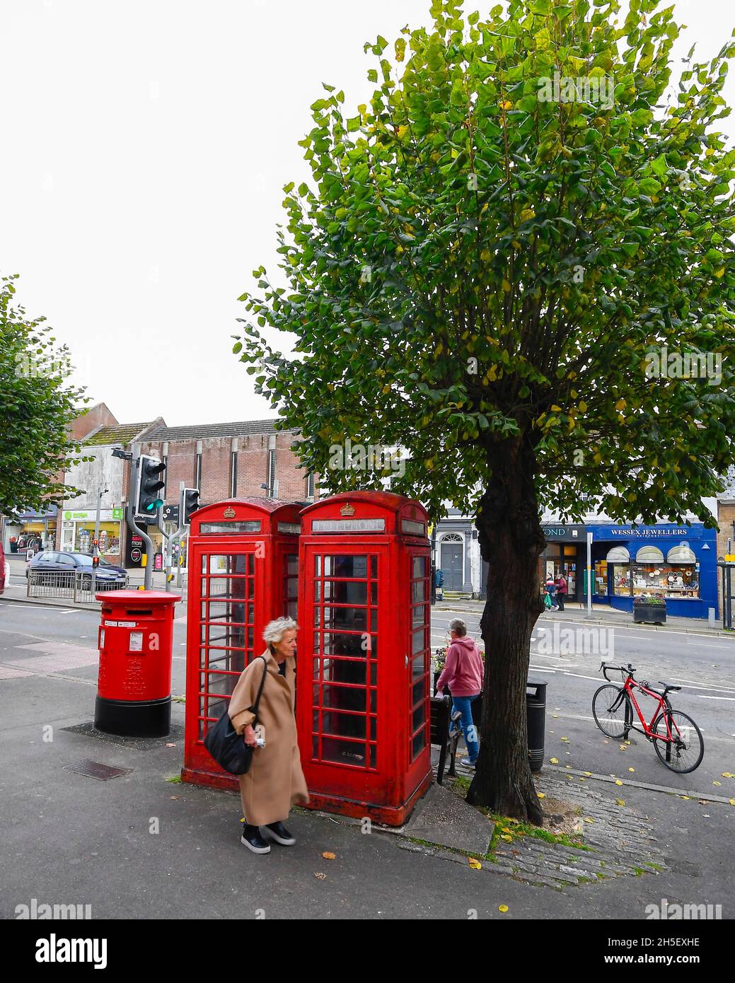 Phone box booth 2 people hi-res stock photography and images - Alamy