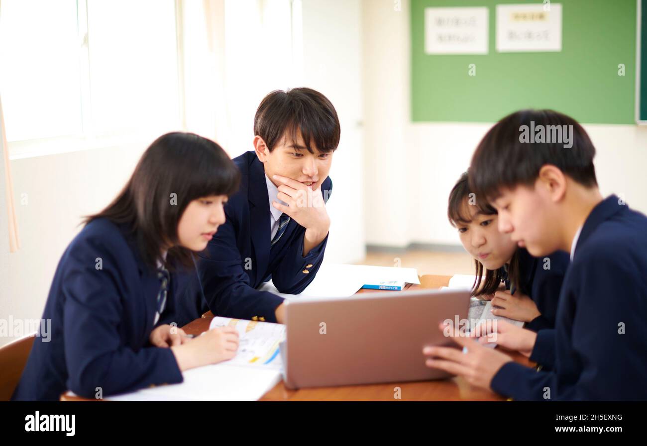 Japanese school students in the classroom Stock Photo - Alamy