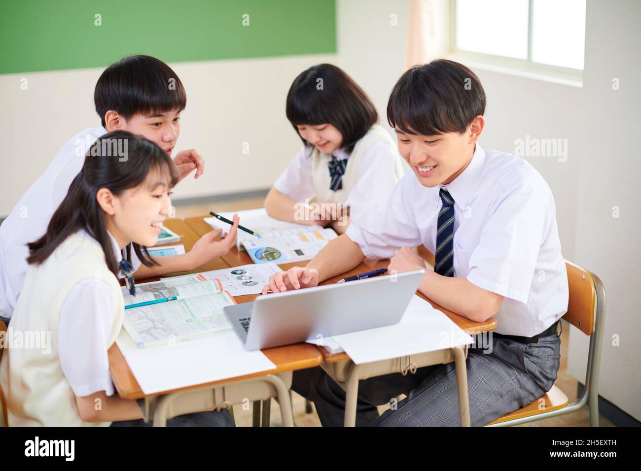 Japanese school students in the classroom Stock Photo - Alamy