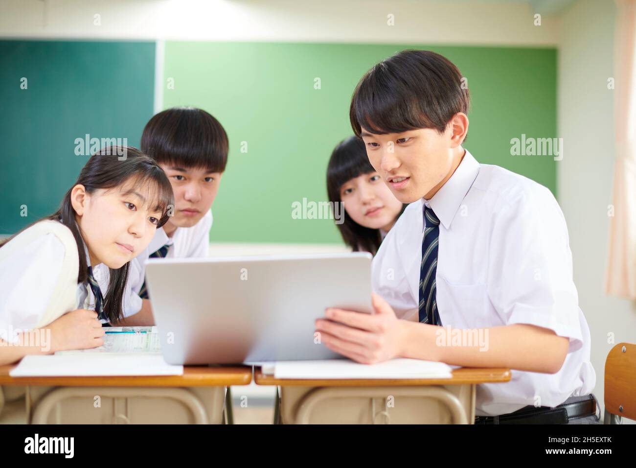 Japanese school students in the classroom Stock Photo - Alamy