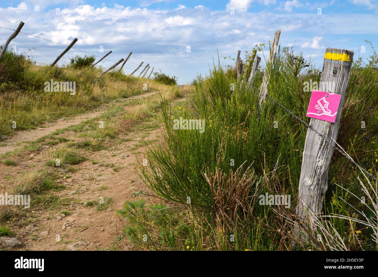 Walking trail marks signs hi-res stock photography and images - Alamy
